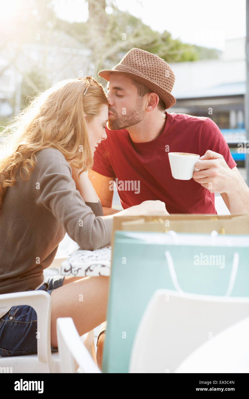 Having a kiss pavement hi-res stock photography and images - Alamy