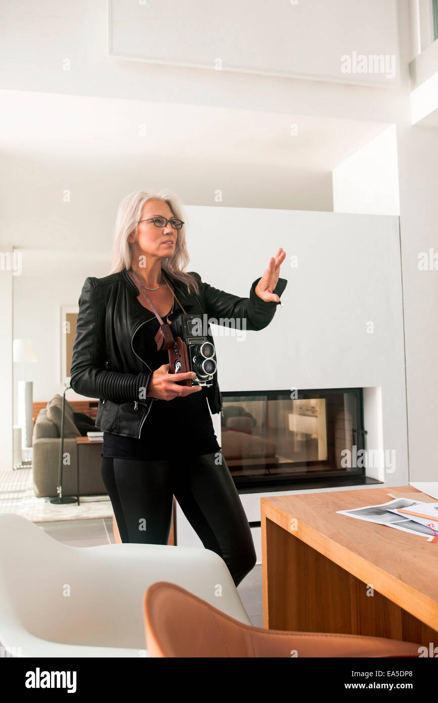 Female photographer directing model hi-res stock photography and images ...