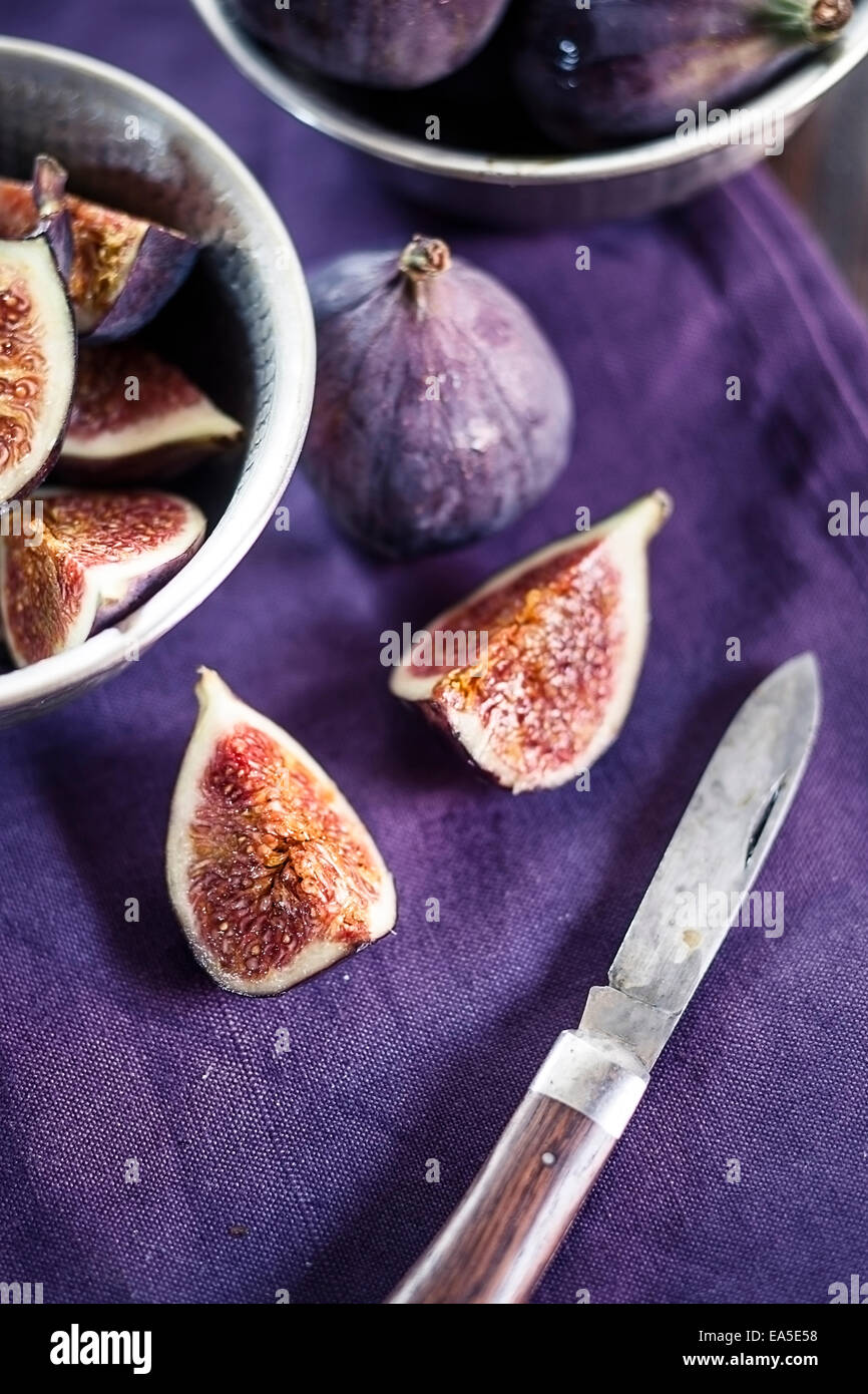 Sliced and whole figs and a pocket knife on cloth Stock Photo - Alamy