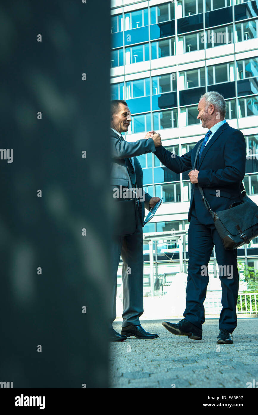 Businessmen shaking hands outside hi-res stock photography and images ...