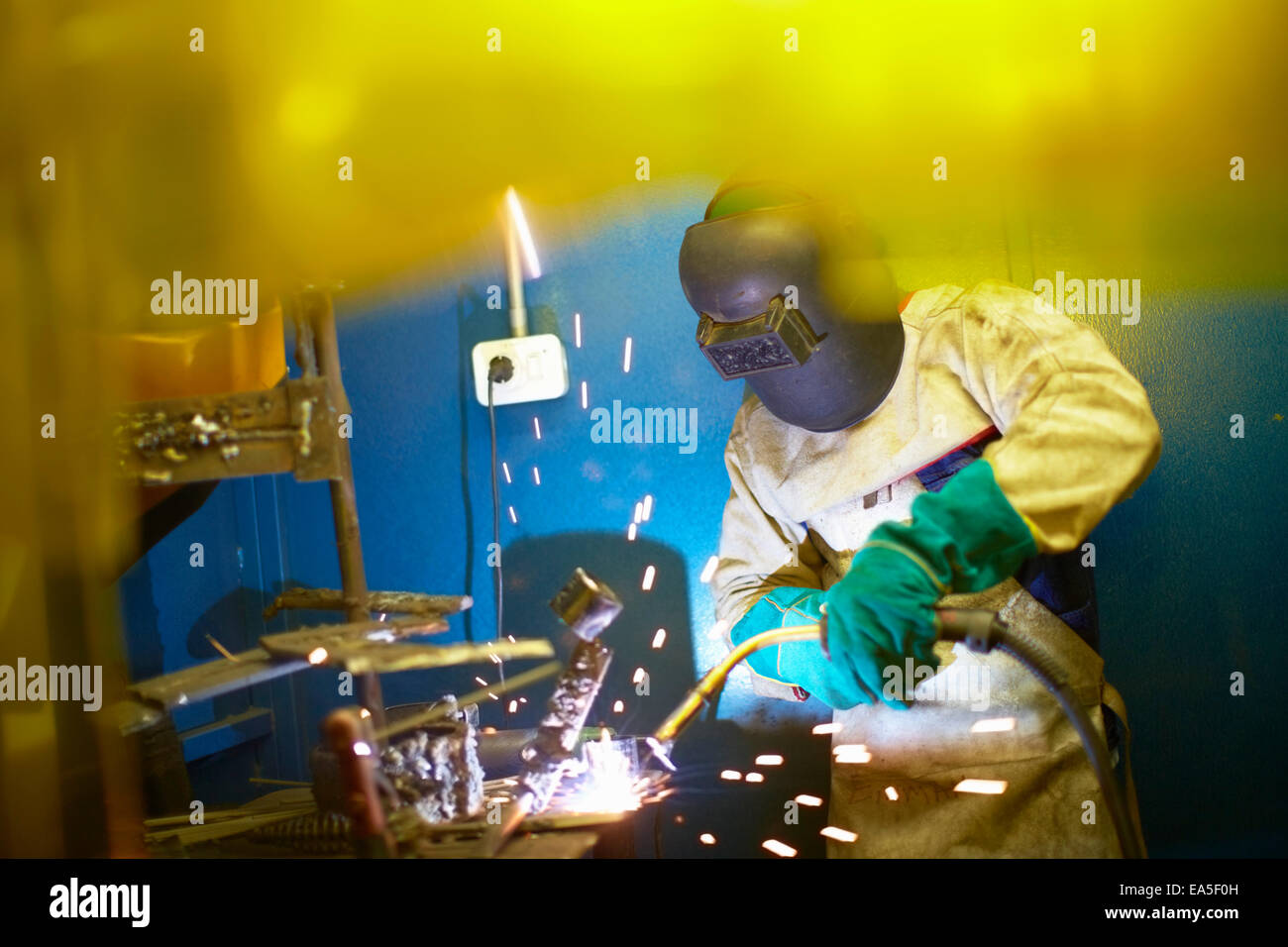 Welder at work Stock Photo - Alamy