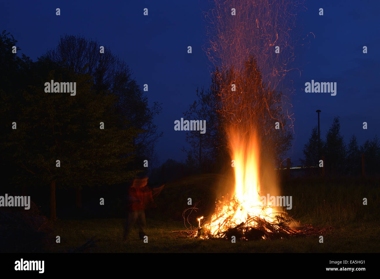 Campfire glow hi-res stock photography and images - Alamy