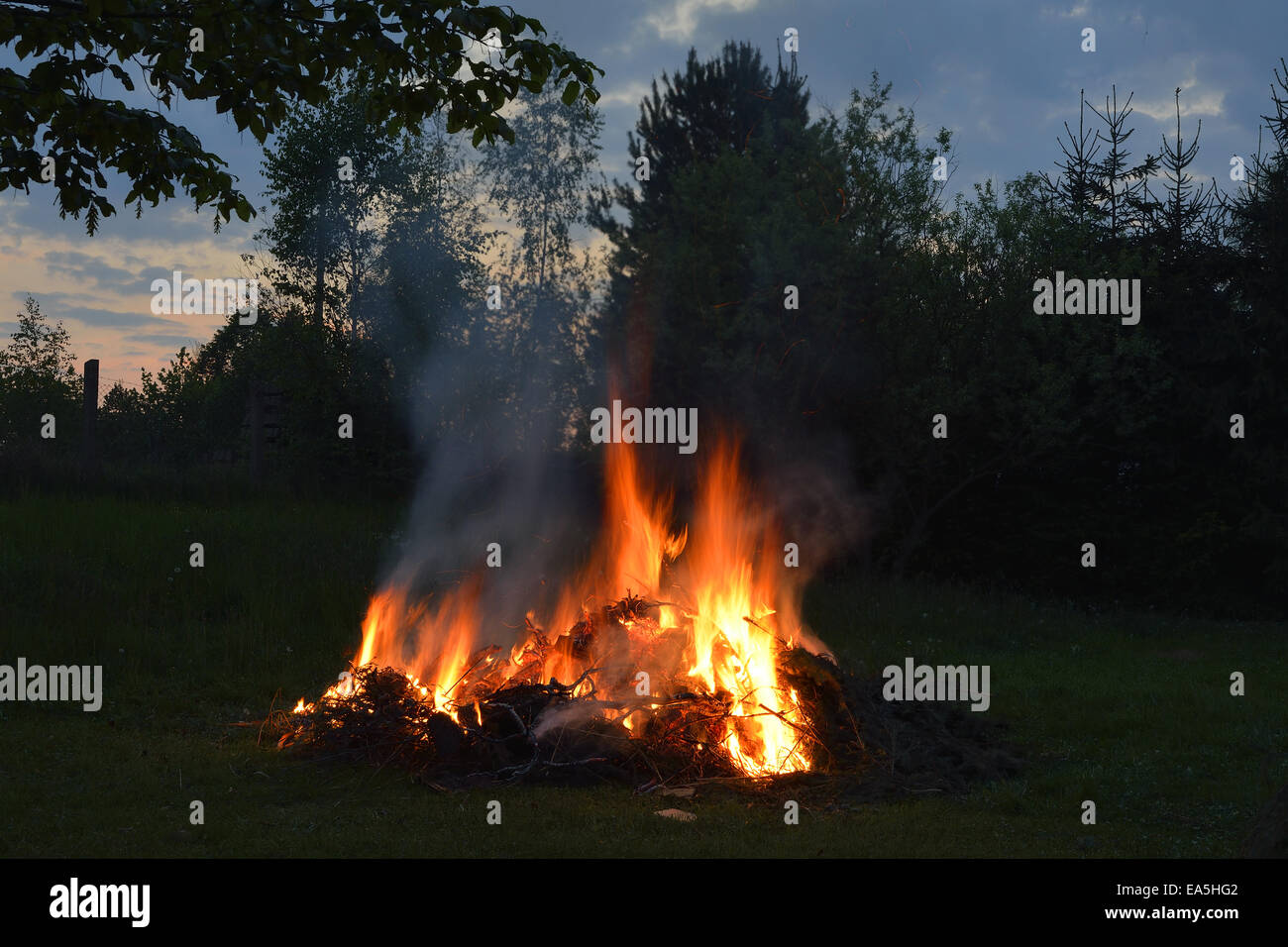 Campfire glow hi-res stock photography and images - Alamy