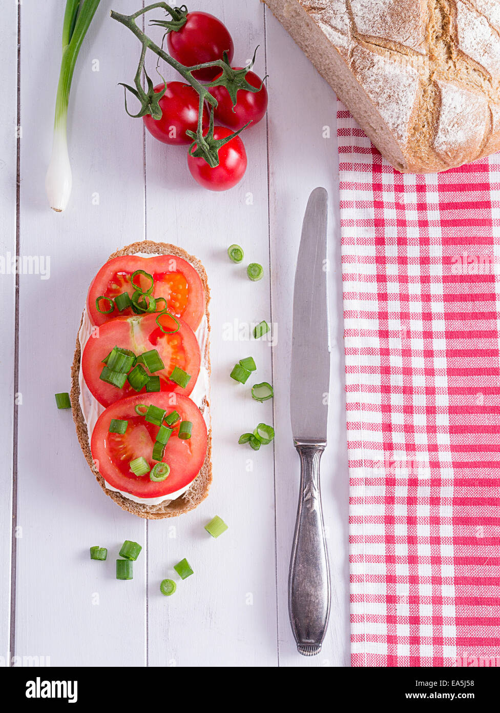 Slice of a tomato hi-res stock photography and images - Alamy