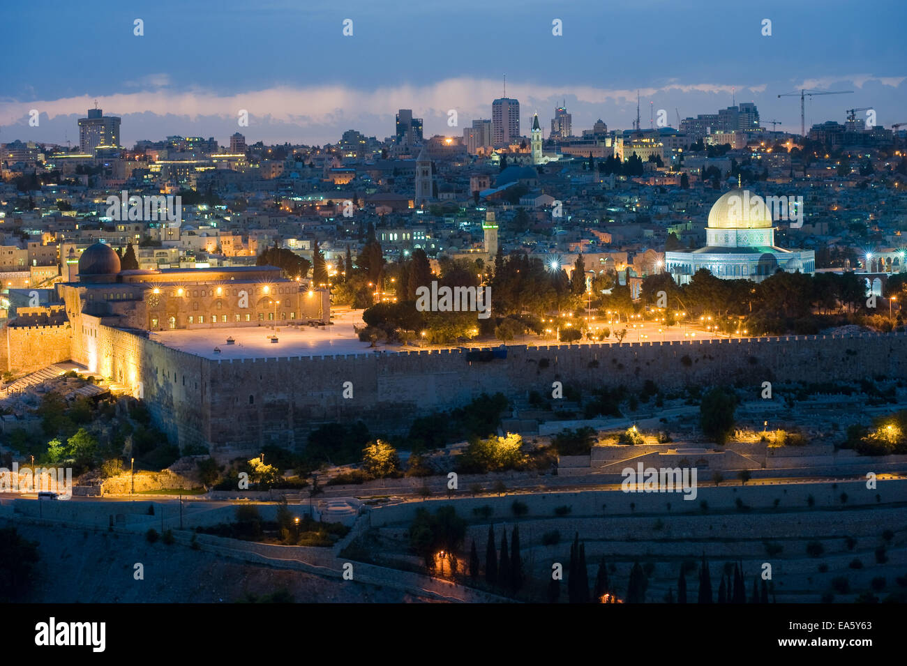 The dome of the rock and the al-aqsa mosque (left) on the temple mount ...