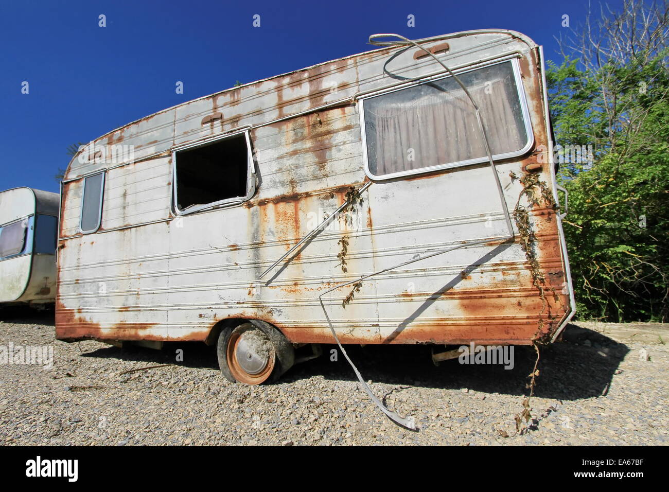 Green and white rusty caravan hi-res stock photography and images - Alamy