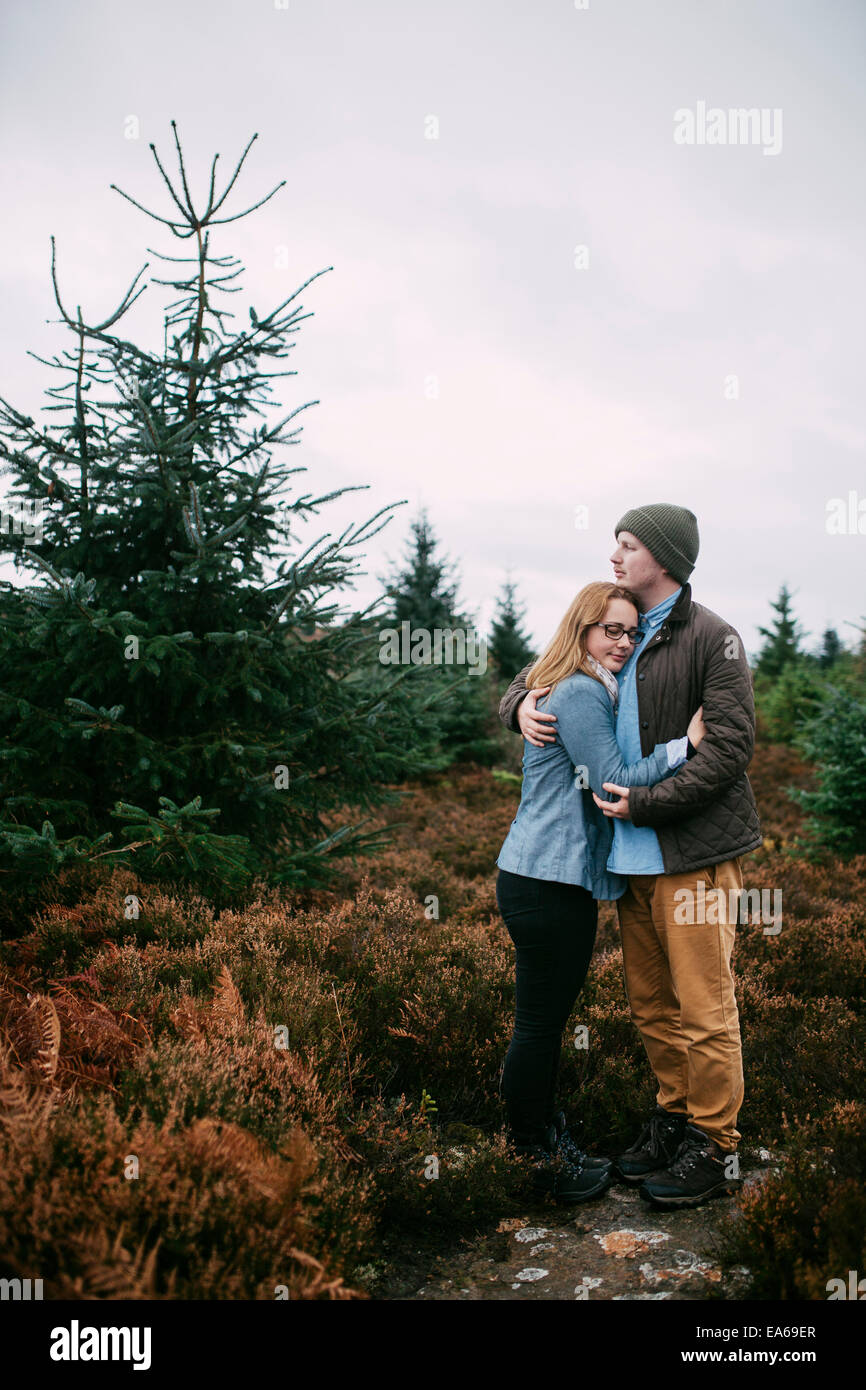 Embracing couple hi-res stock photography and images - Alamy