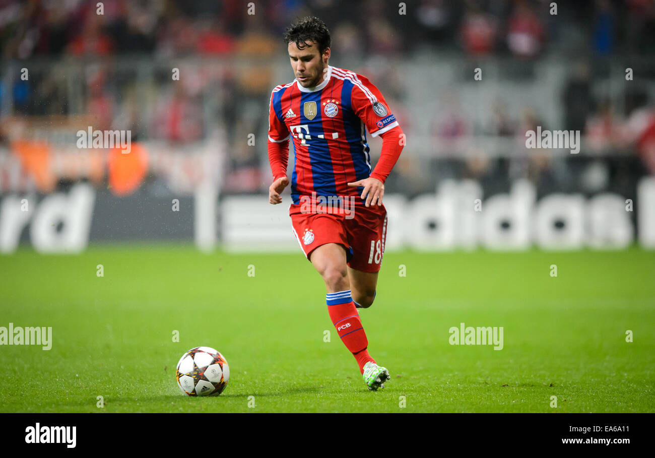Munich, Germany. 5th Nov, 2014. Munich's Juan Bernat controls the ball ...