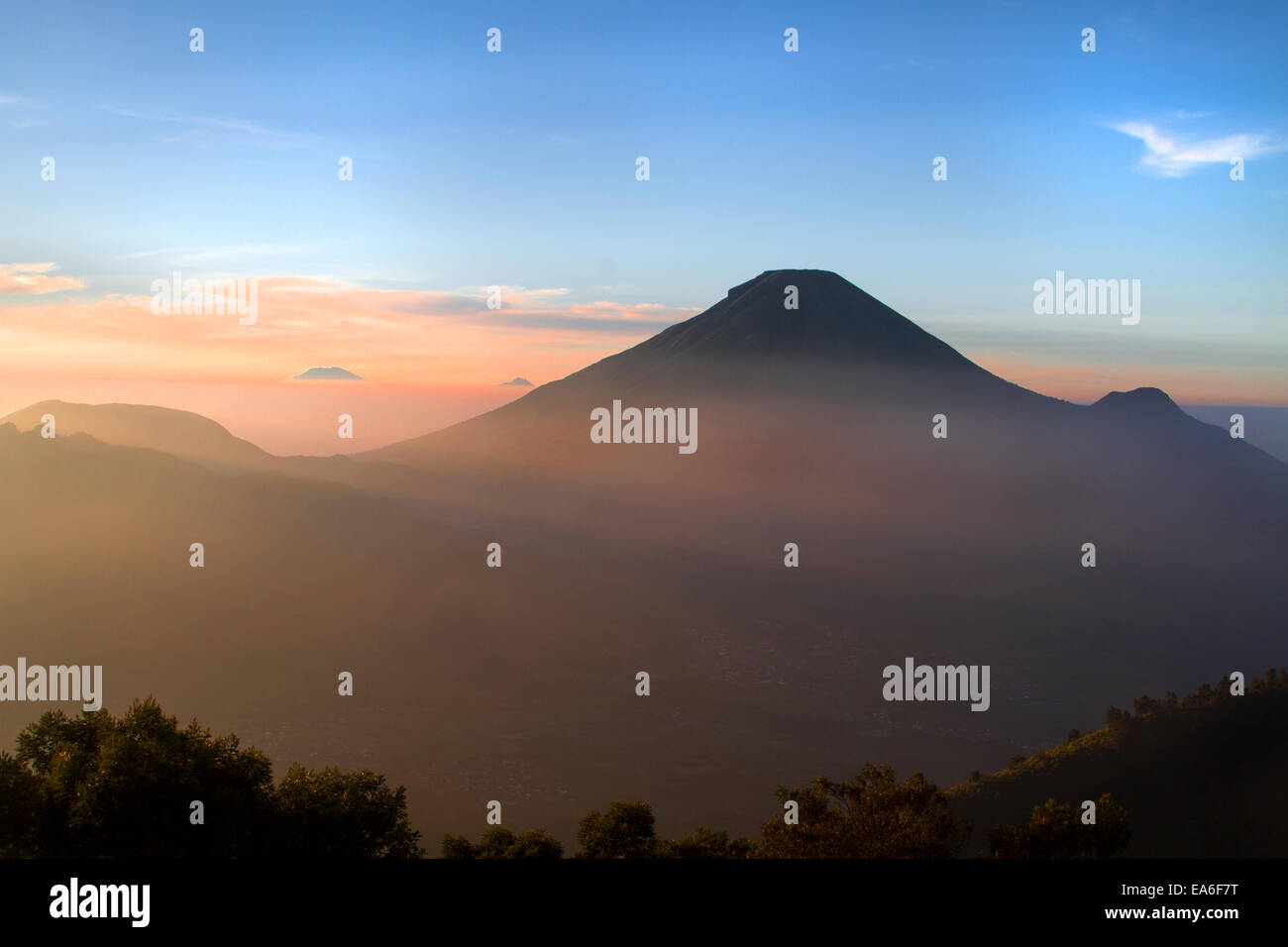 Indonesia, Central Java, Gunung Sikunir, Dieng, Mountain landscape ...