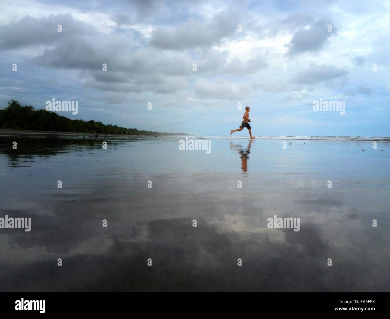Boy running on beach hi-res stock photography and images - Alamy