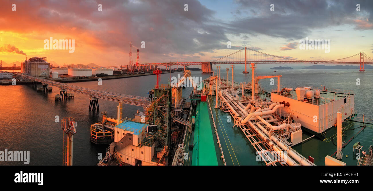 Lng ship discharging operation hi-res stock photography and images - Alamy