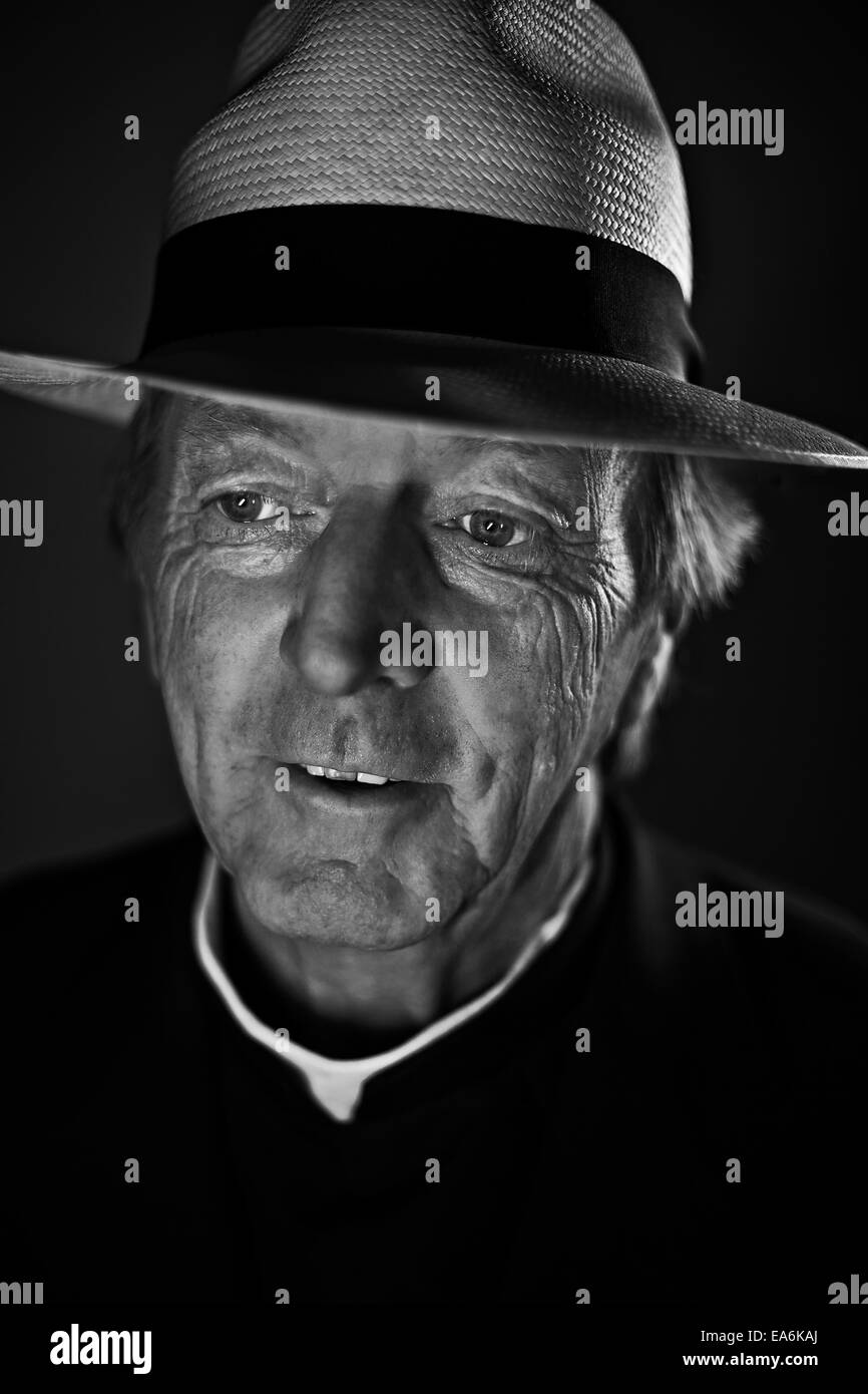 Priest wearing Black and White Stock Photos & Images - Alamy