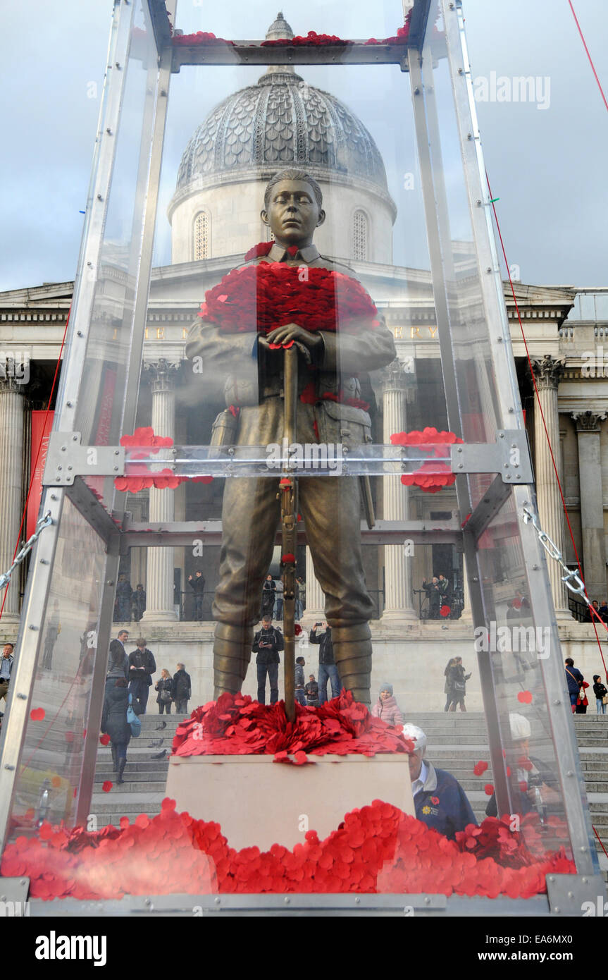 London, UK. 7th November, 2014. An interactive statue with the public ...
