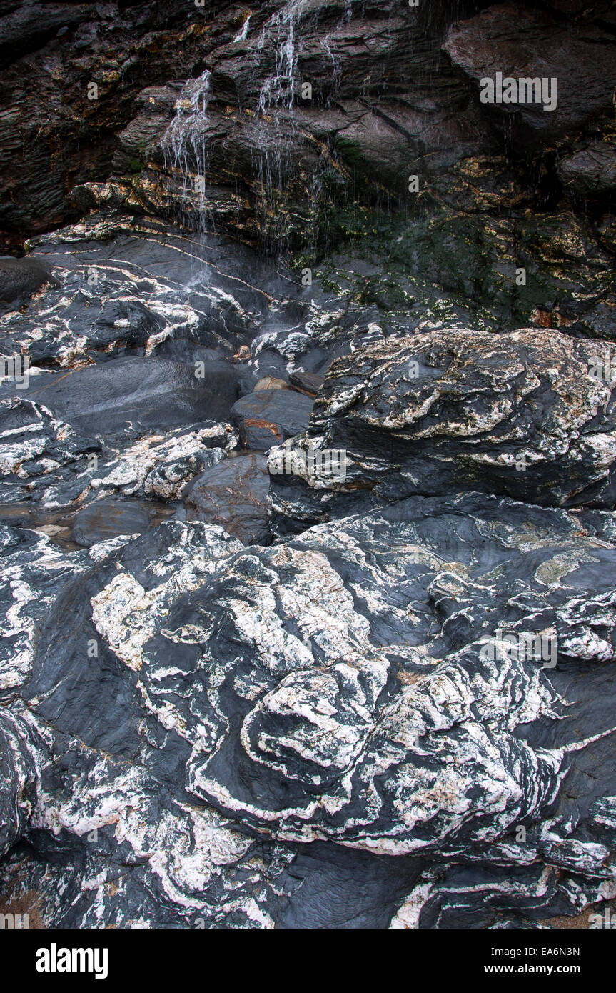 Waterfall and quartz veined rocks at Bedruthan steps in Cornwall Stock ...