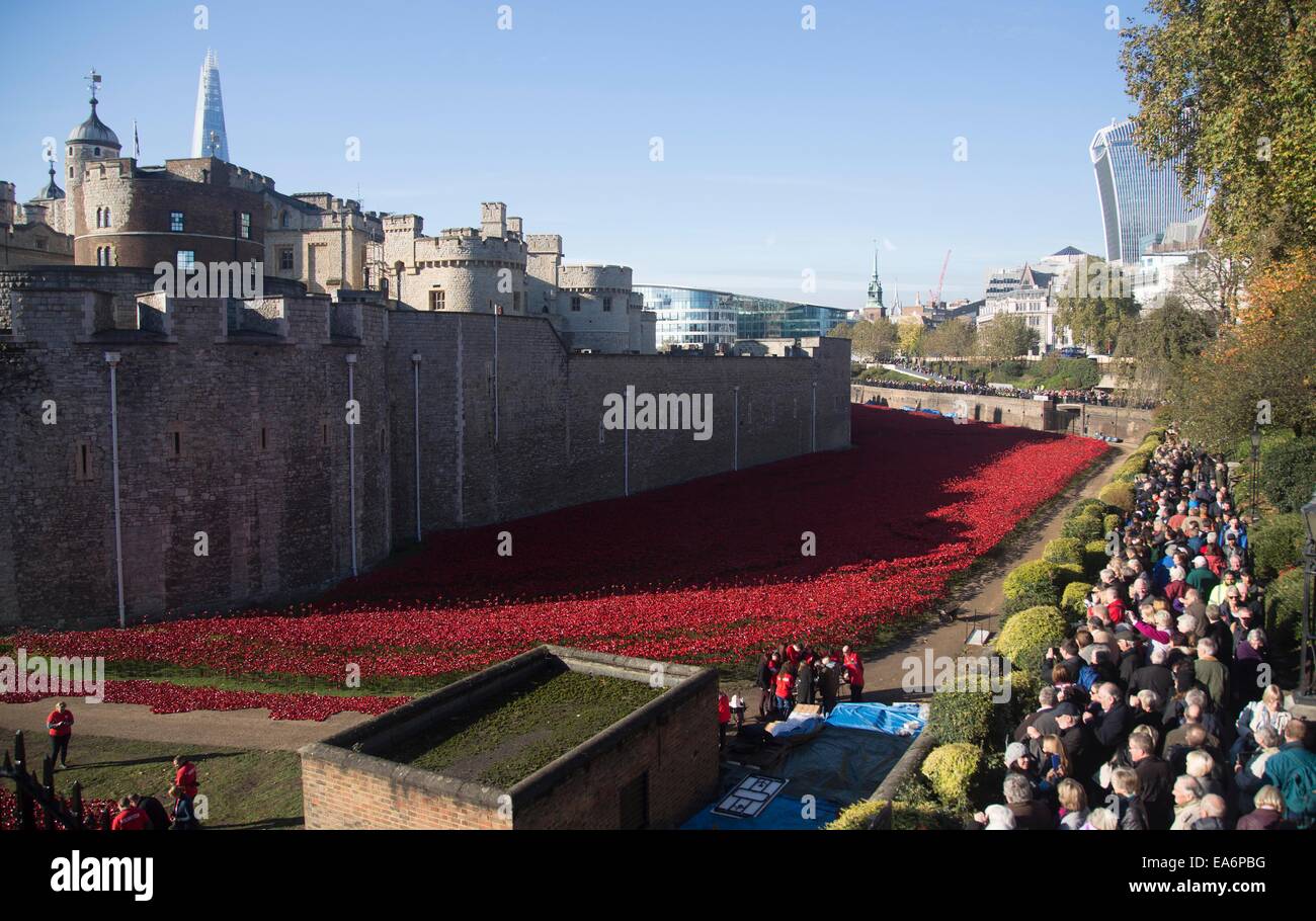 Tower of London Poppy tribute Blood Swept Lands and Seas of Red Stock ...