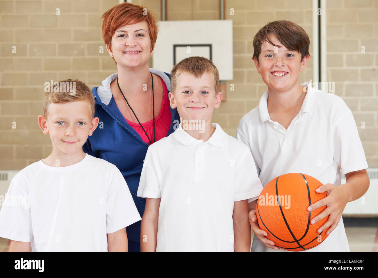 Children playing basketball team hi-res stock photography and images ...