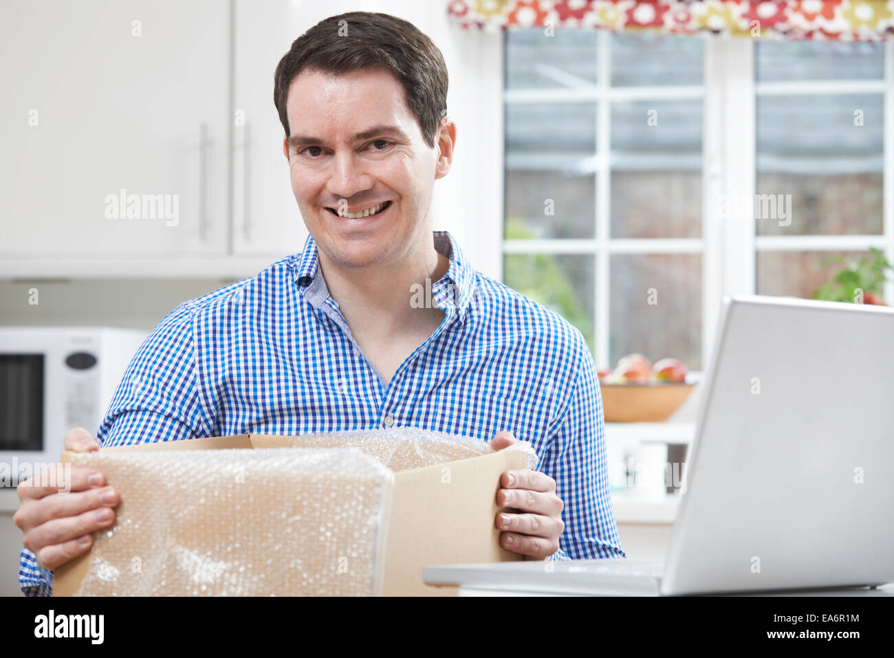 Man purchase hi-res stock photography and images - Alamy