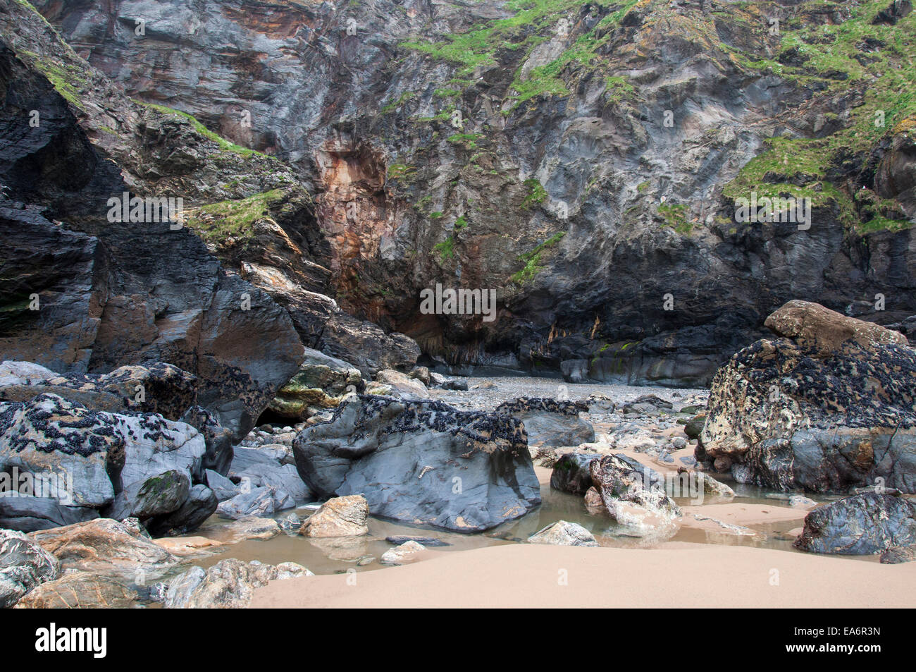 Rocks and rock pools on the beach at Bedruthan steps near Mawgan Porth ...