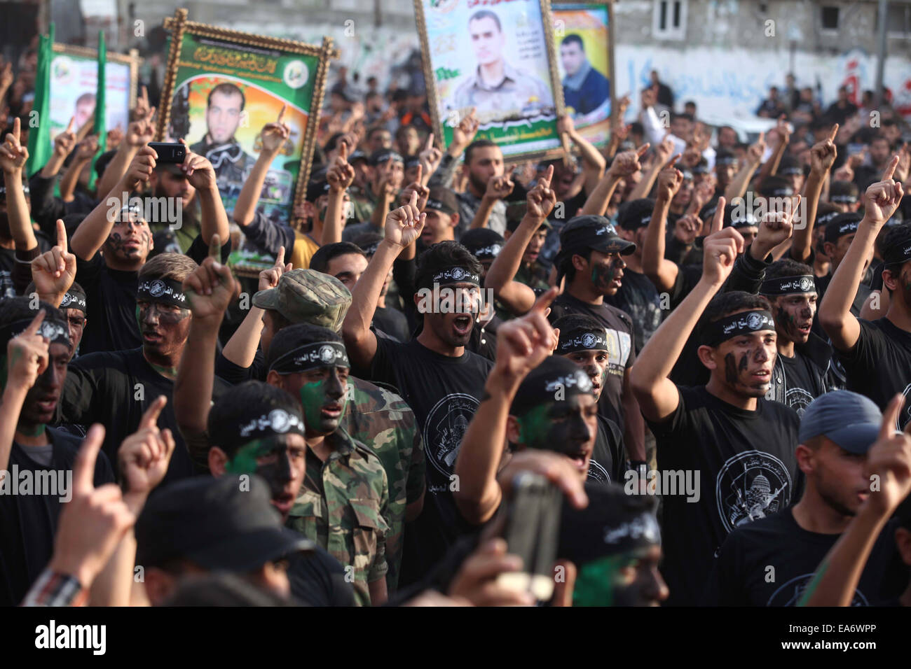 Jabaliya, Gaza Strip, Palestinian Territory. 7th Nov, 2014. Young ...