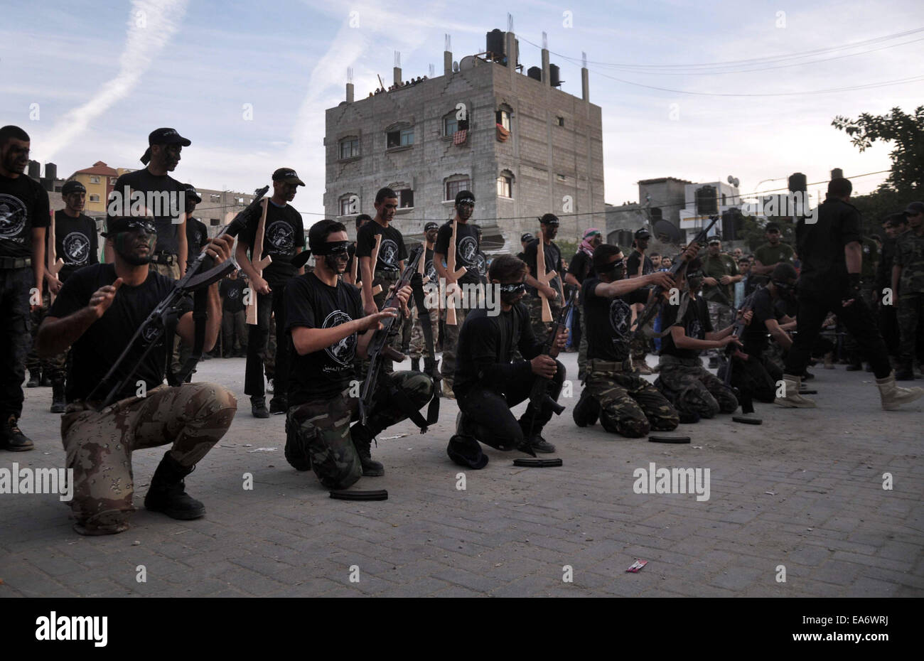Jabaliya, Gaza Strip, Palestinian Territory. 7th Nov, 2014. Young ...
