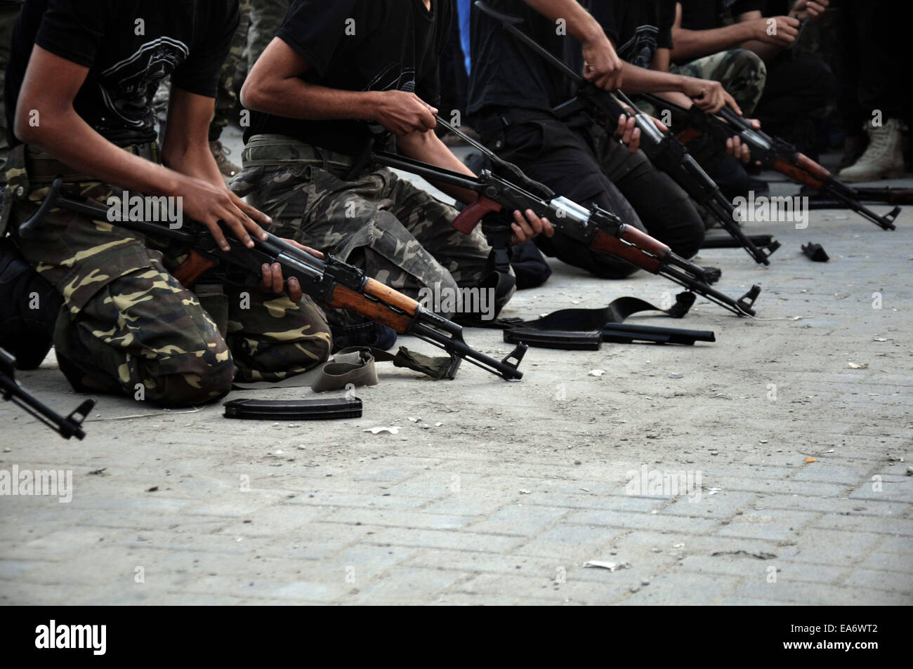 Jabaliya, Gaza Strip, Palestinian Territory. 7th Nov, 2014. Young ...