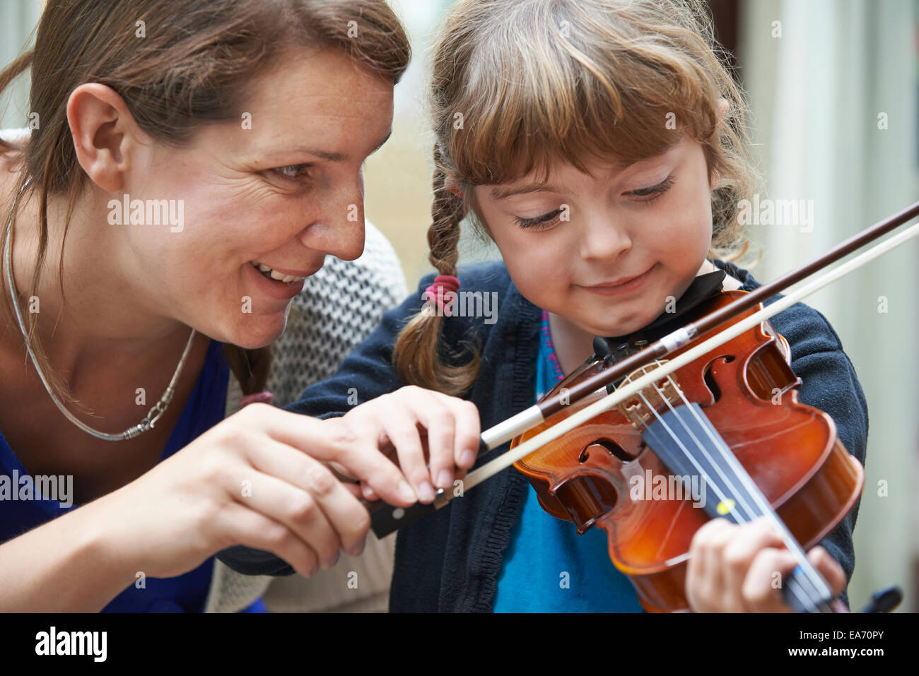 Violin teacher child hi-res stock photography and images - Alamy