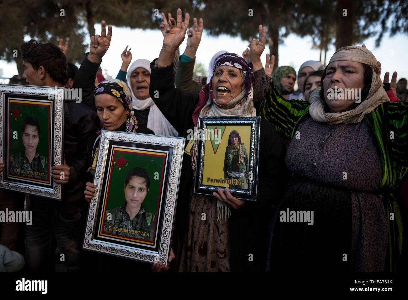 Ypg fighter woman hi-res stock photography and images - Alamy