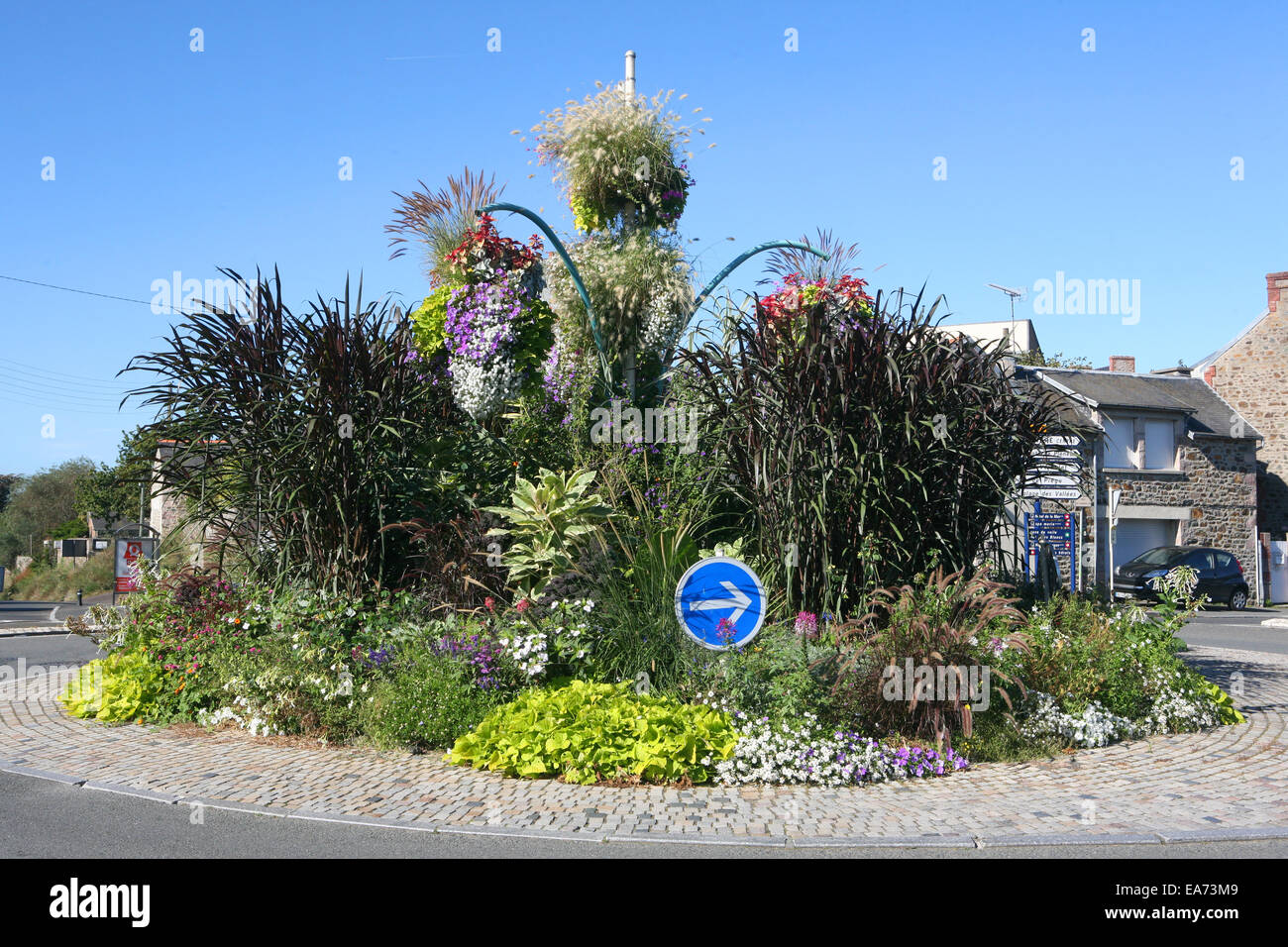 Planted roundabout hi-res stock photography and images - Alamy