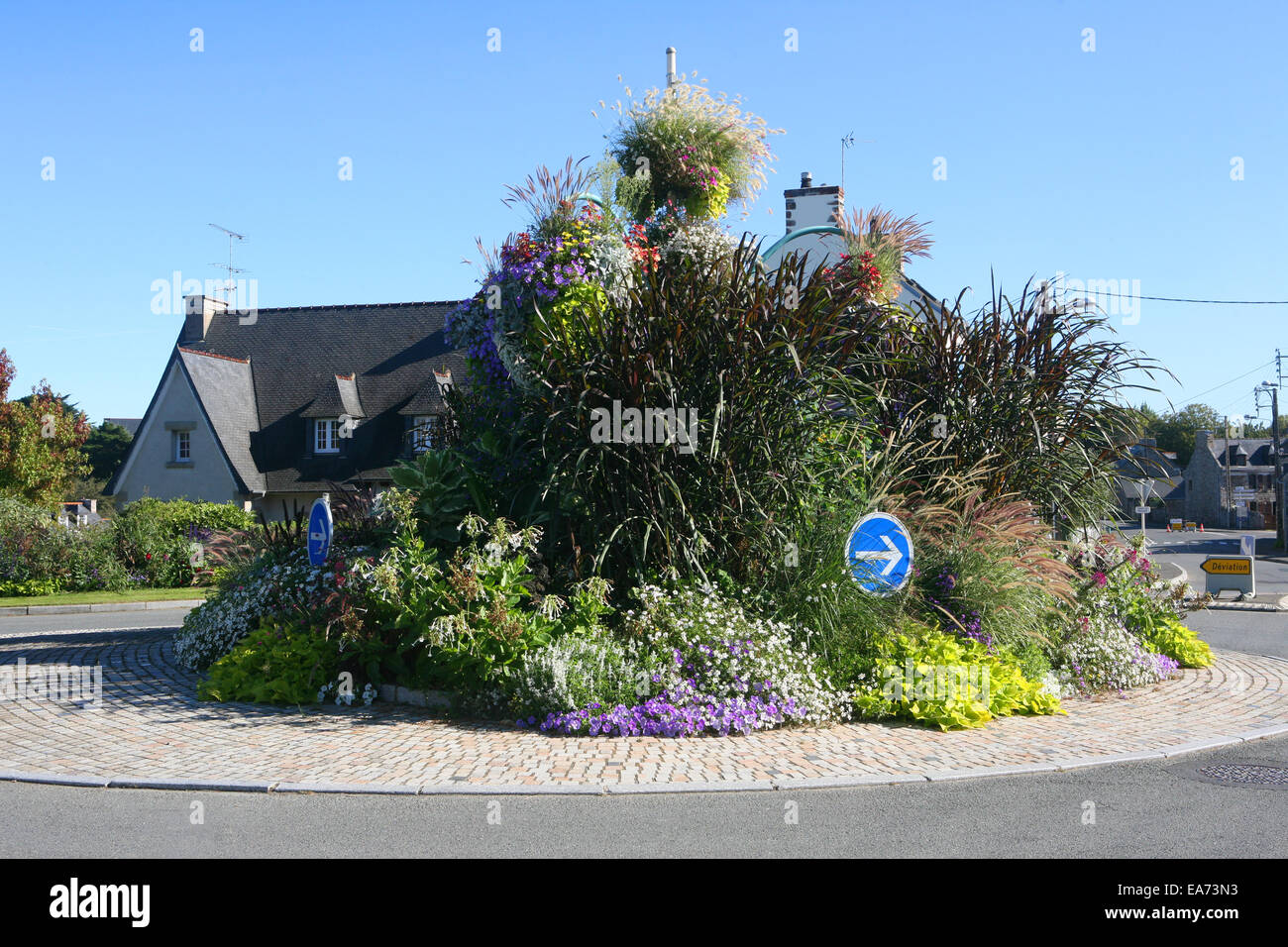 Planted roundabout hi-res stock photography and images - Alamy