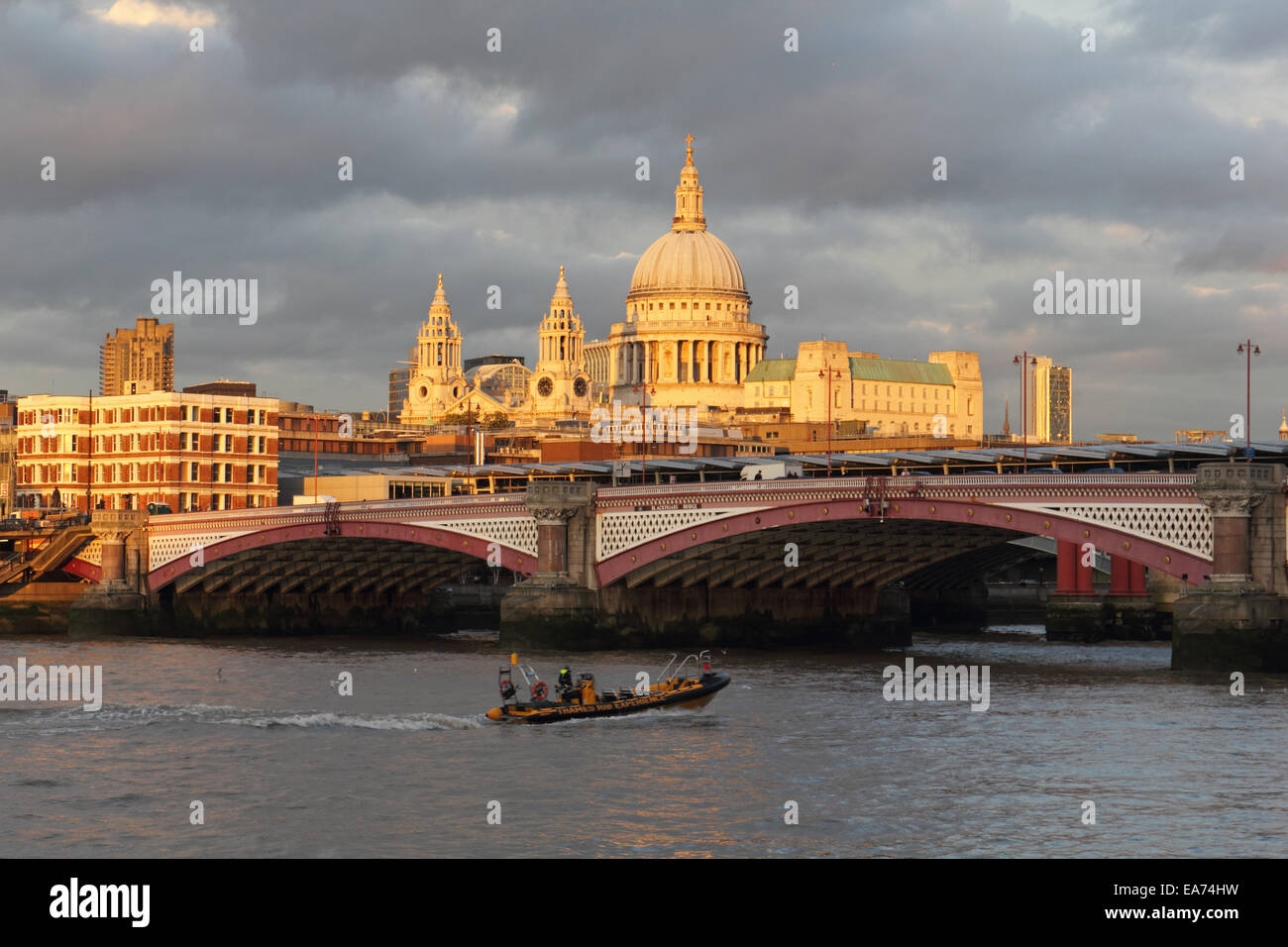 Pretty bridge in london hi-res stock photography and images - Alamy