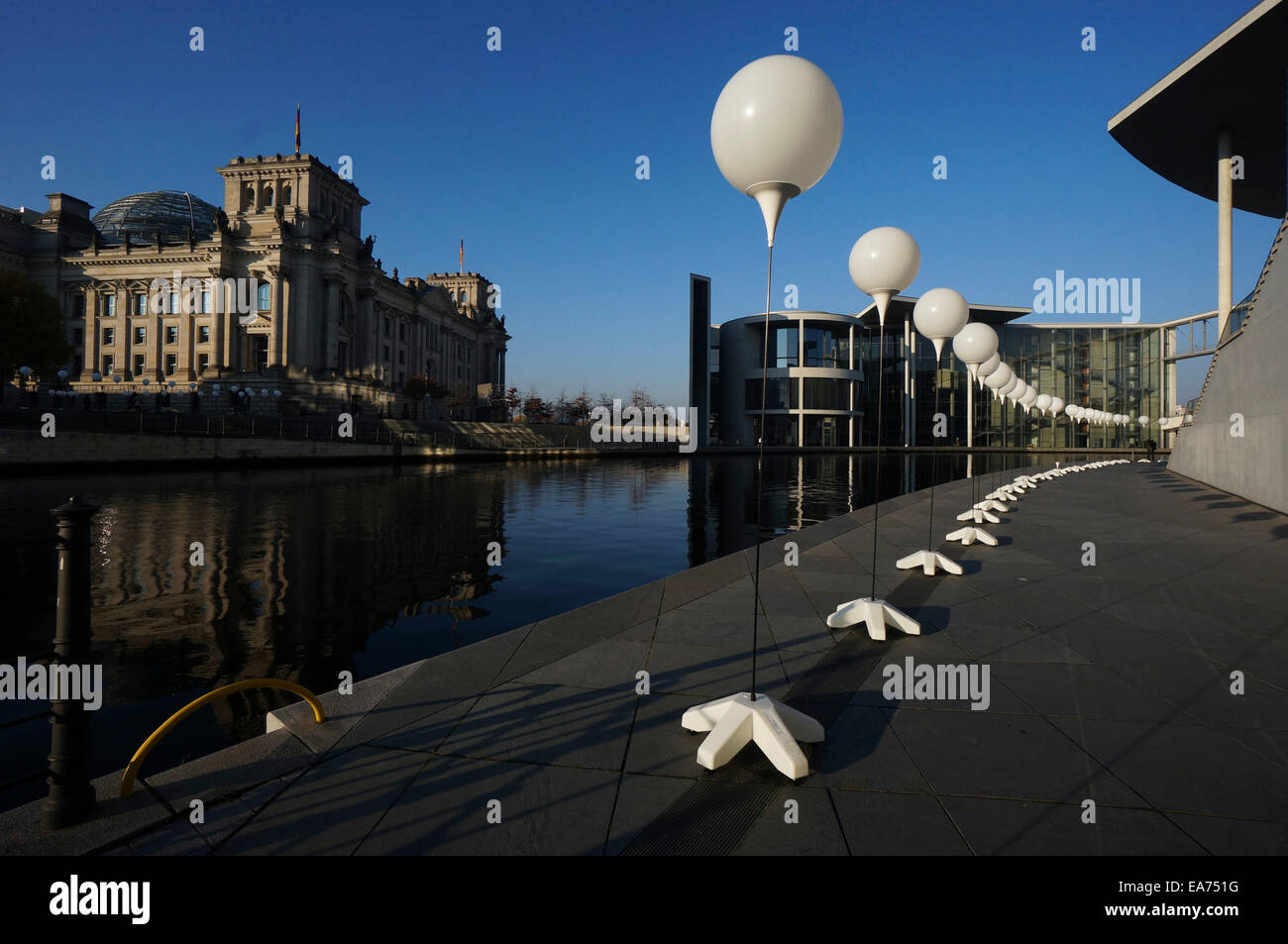 Berlin, Germany. 7th Nov, 2014. 'Light Border' exhibit near the Reichstagsgeb Ude, seat of the ...