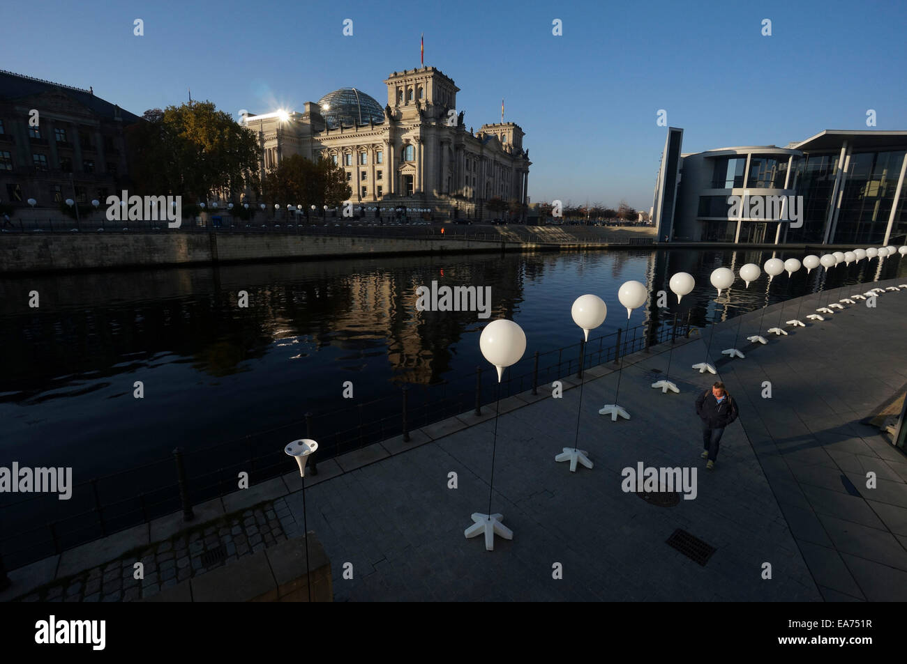 Berlin, Germany. 7th Nov, 2014. 'Light Border' exhibit near the Reichstagsgeb Ude, seat of the ...