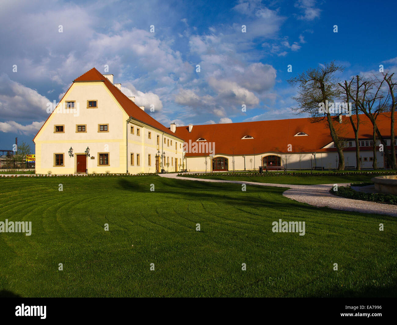 Castle horse stable hi-res stock photography and images - Alamy