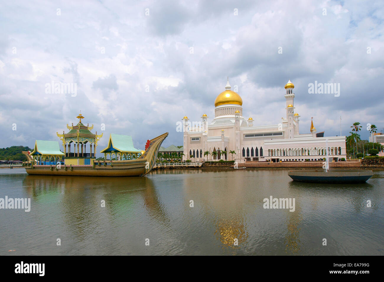 Sultan Omar Ali Saifuddin Mosque in Brunei Stock Photo - Alamy