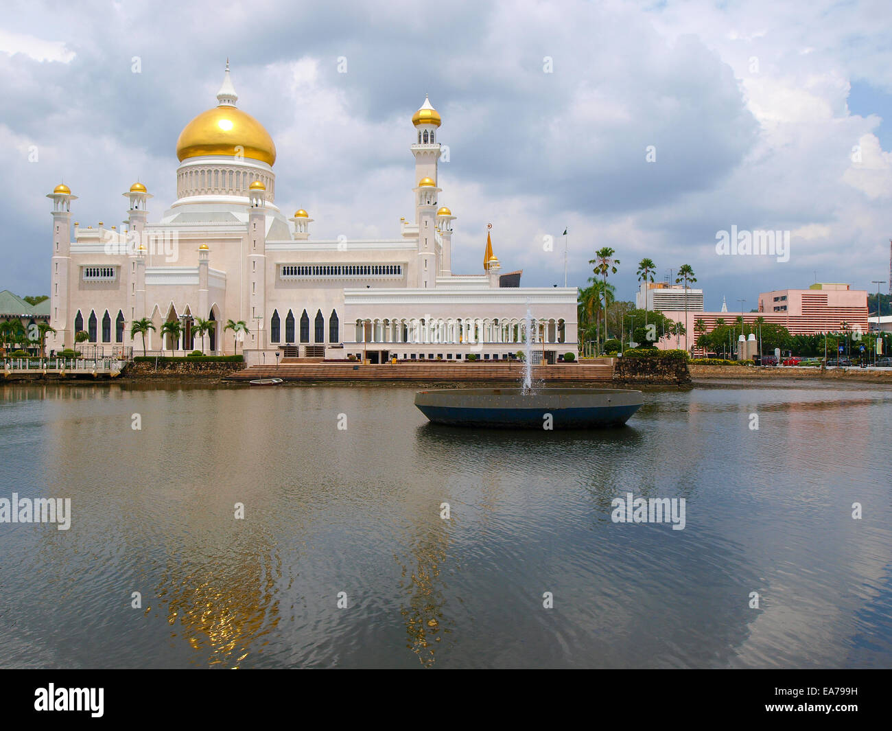 Sultan Omar Ali Saifuddin Mosque in Brunei Stock Photo - Alamy