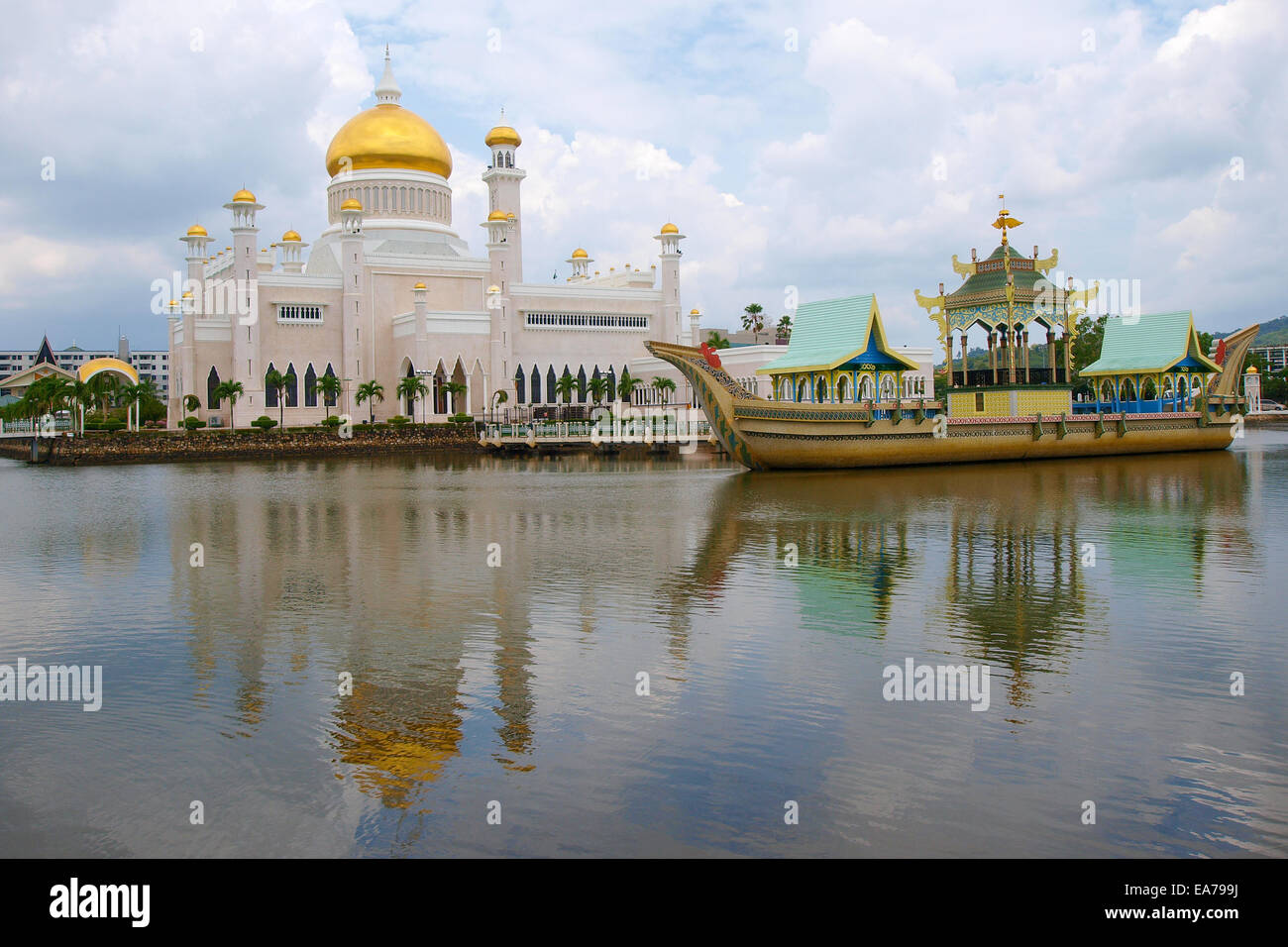 Sultan Omar Ali Saifuddin Mosque in Brunei Stock Photo - Alamy