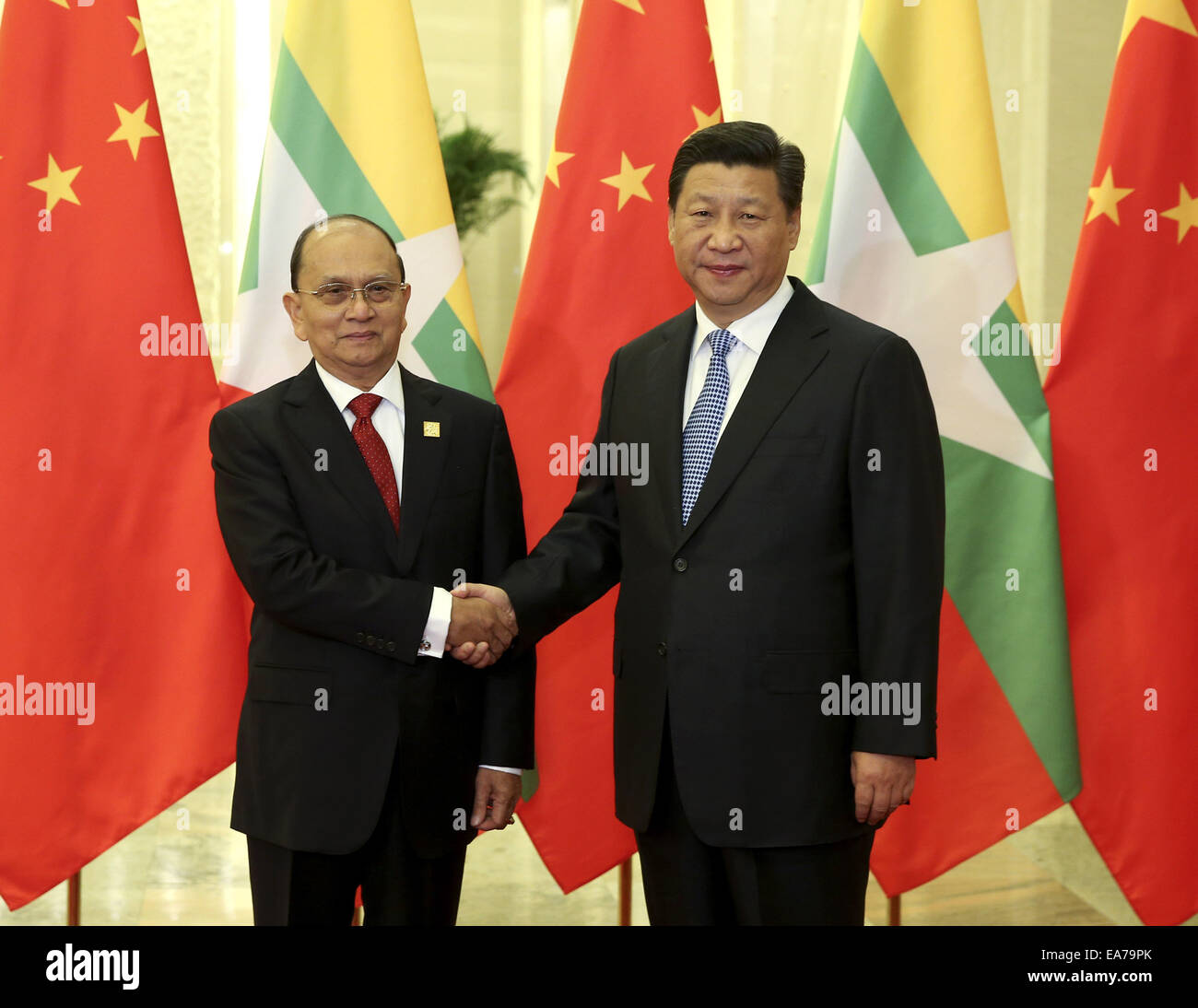 Beijing, China. 8th Nov, 2014. Chinese President Xi Jinping (R) meets ...