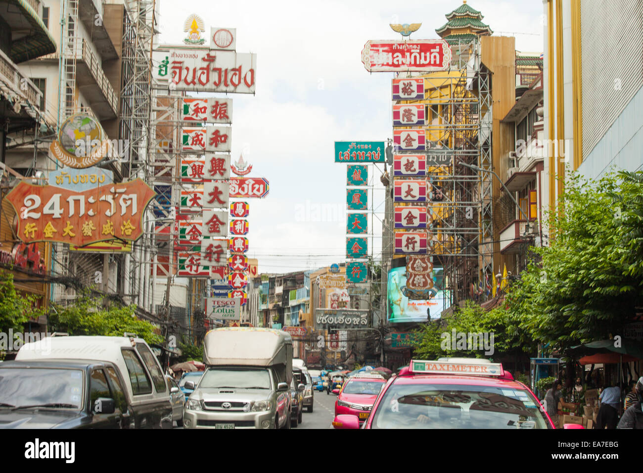 Bangkok thailand city street signs hi-res stock photography and images ...