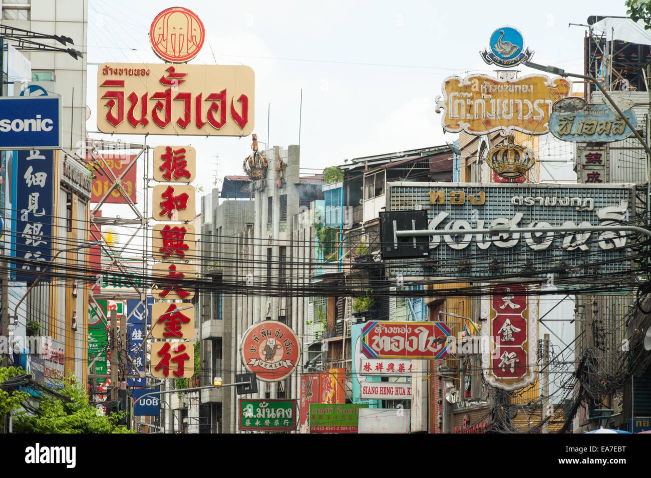 Bangkok thailand city street signs hi-res stock photography and images ...