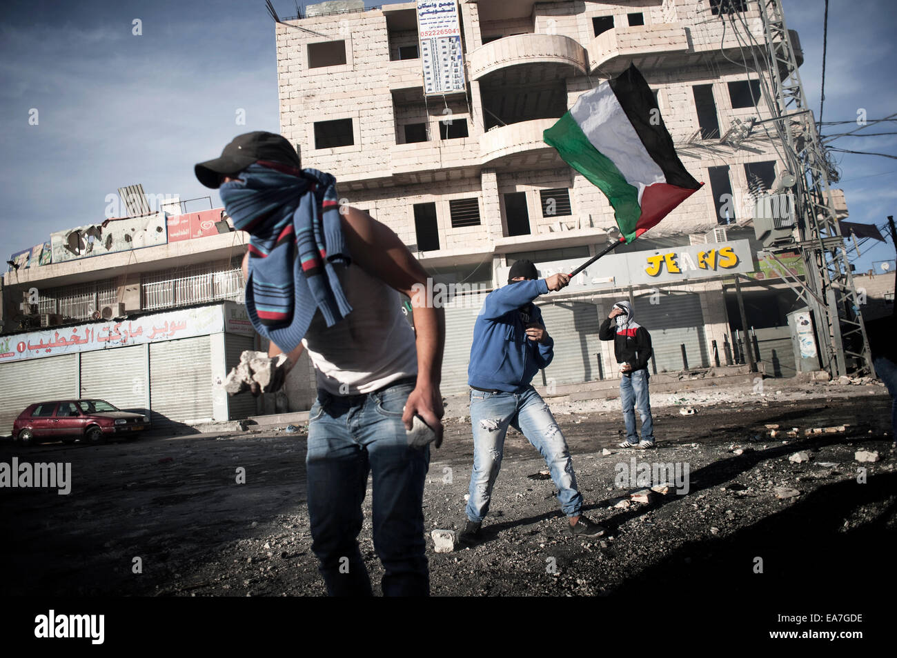 Jerusalem. 7th Nov, 2014. A Palestinian young man waves a Palestinian ...