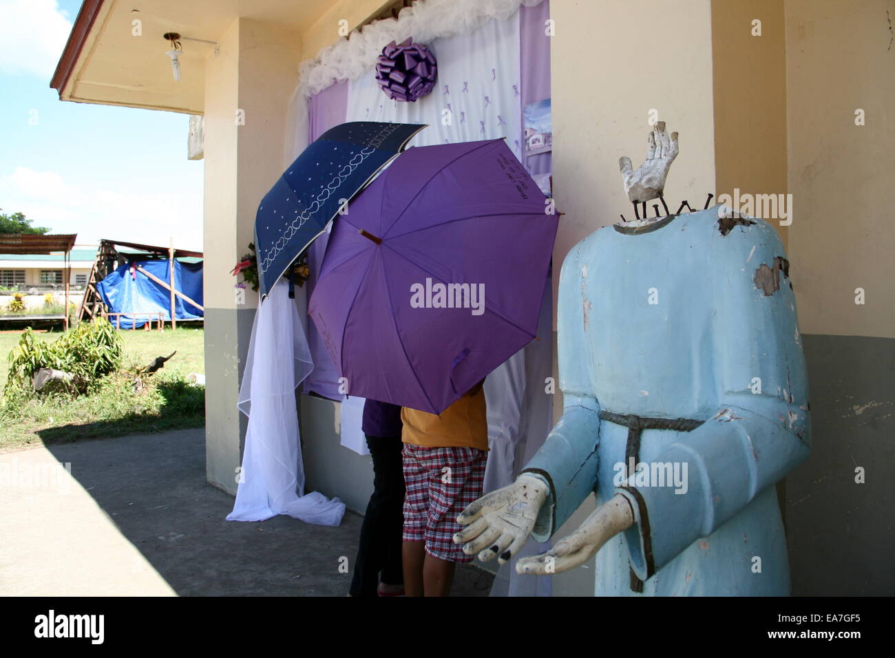 Palo, Philippines. 8th Nov, 2014. A statue of an angel destroyed during ...
