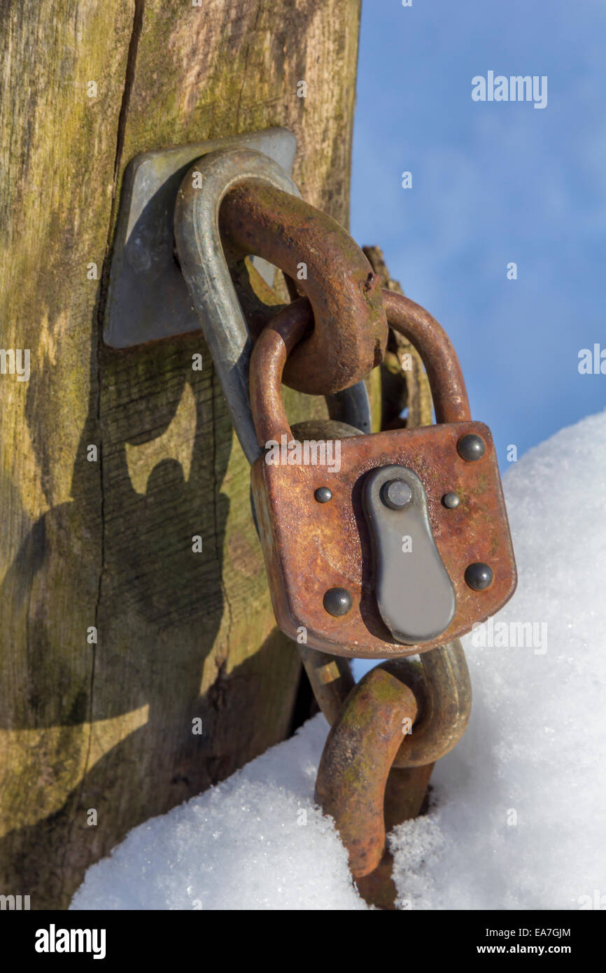 Rusty lock on wooden pole hi-res stock photography and images - Alamy