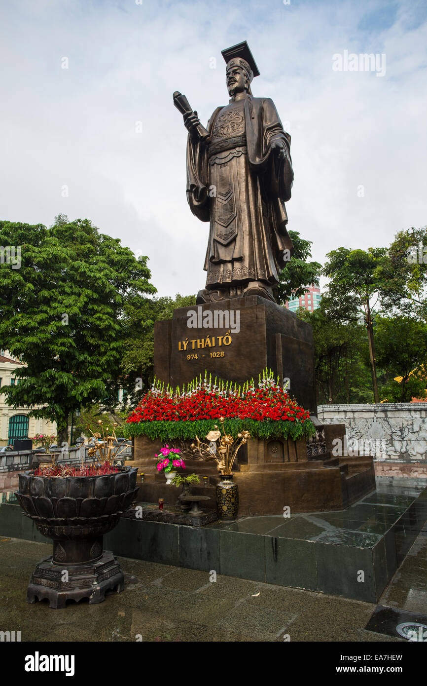 Statue of Ly Thai To in Hanoi, Vietnam Stock Photo - Alamy