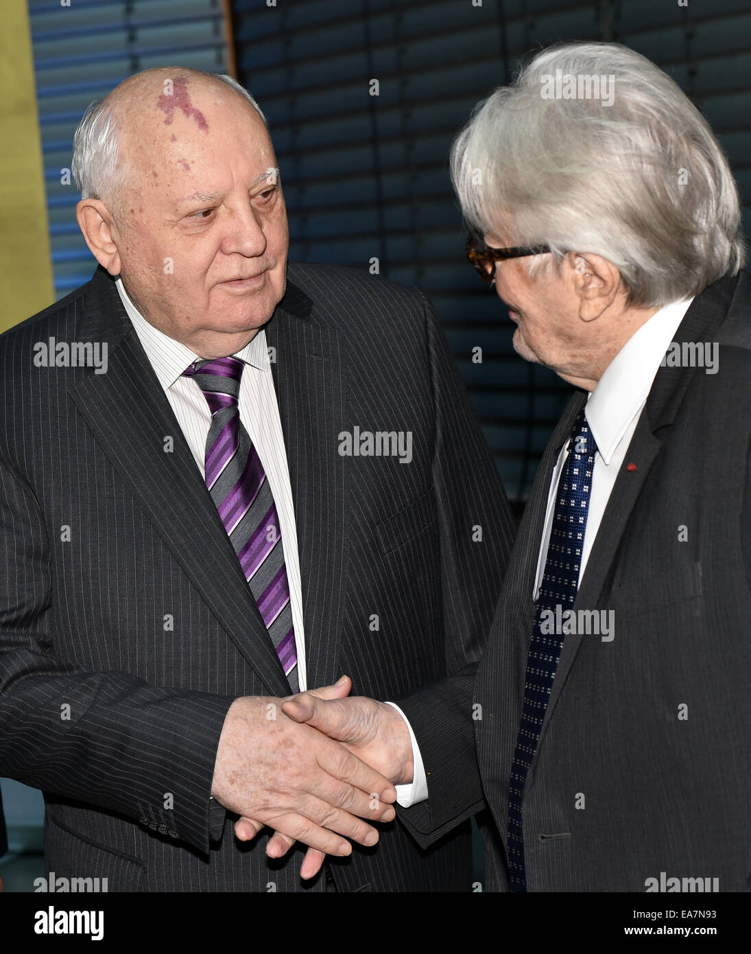 Fall of berlin wall handshake hi-res stock photography and images - Alamy