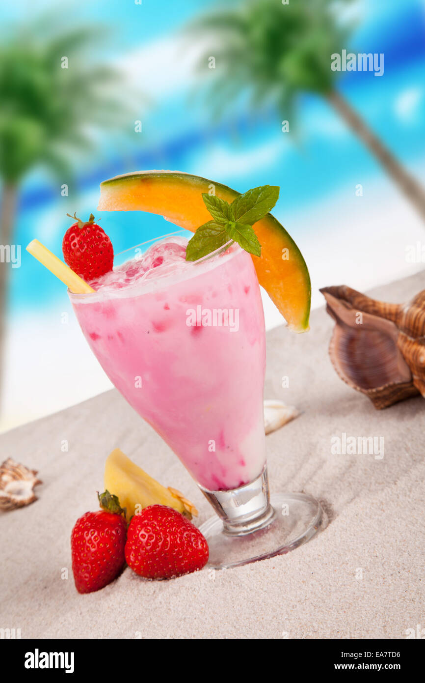 Summer drink on beach with sea shells Stock Photo - Alamy