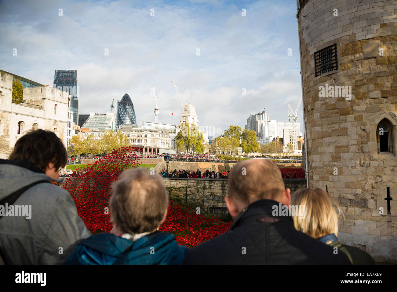 Poppy display tower london hi-res stock photography and images - Alamy