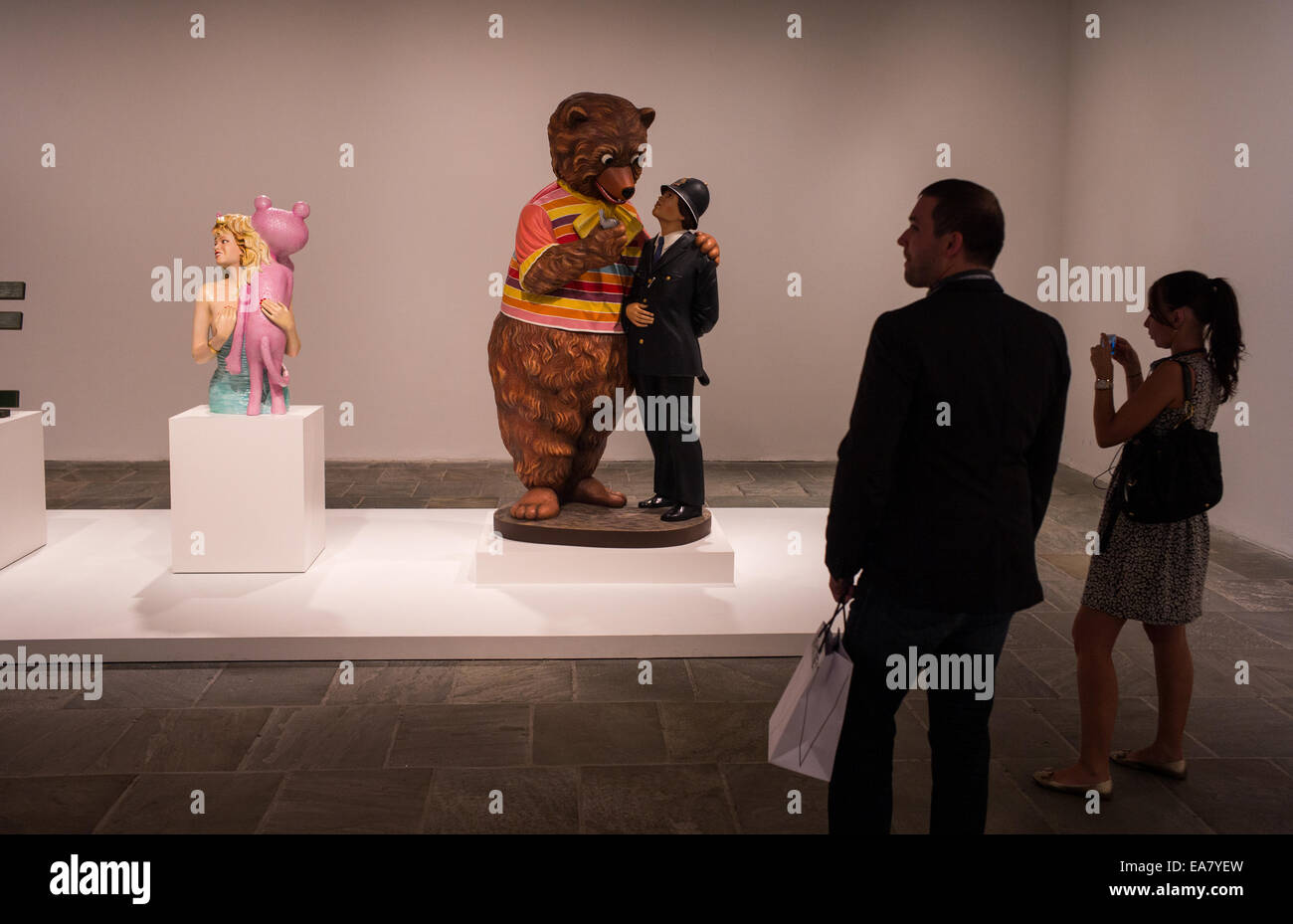 Museum goers view art work by Jeff Koons at his retrospective ...
