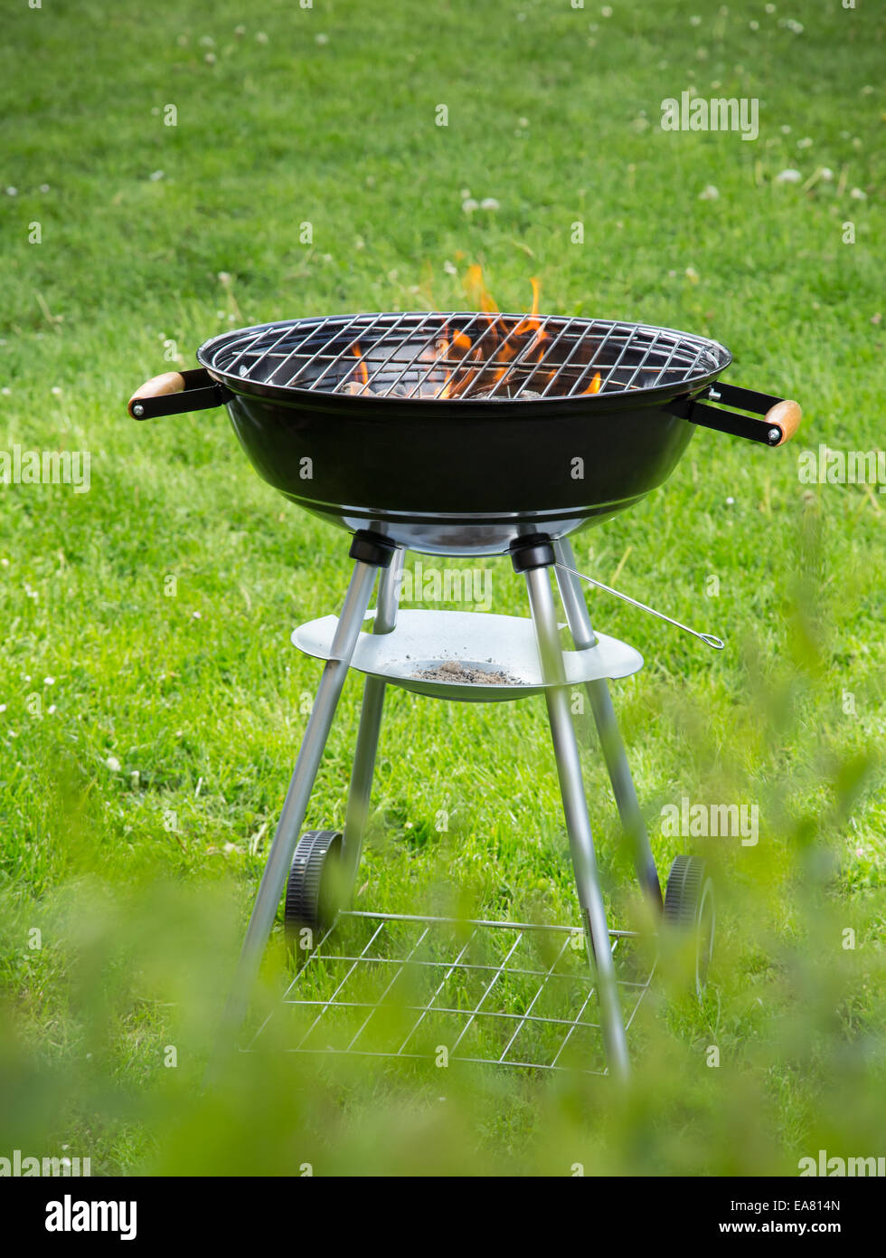 Empty grill on garden with burning embers Stock Photo - Alamy