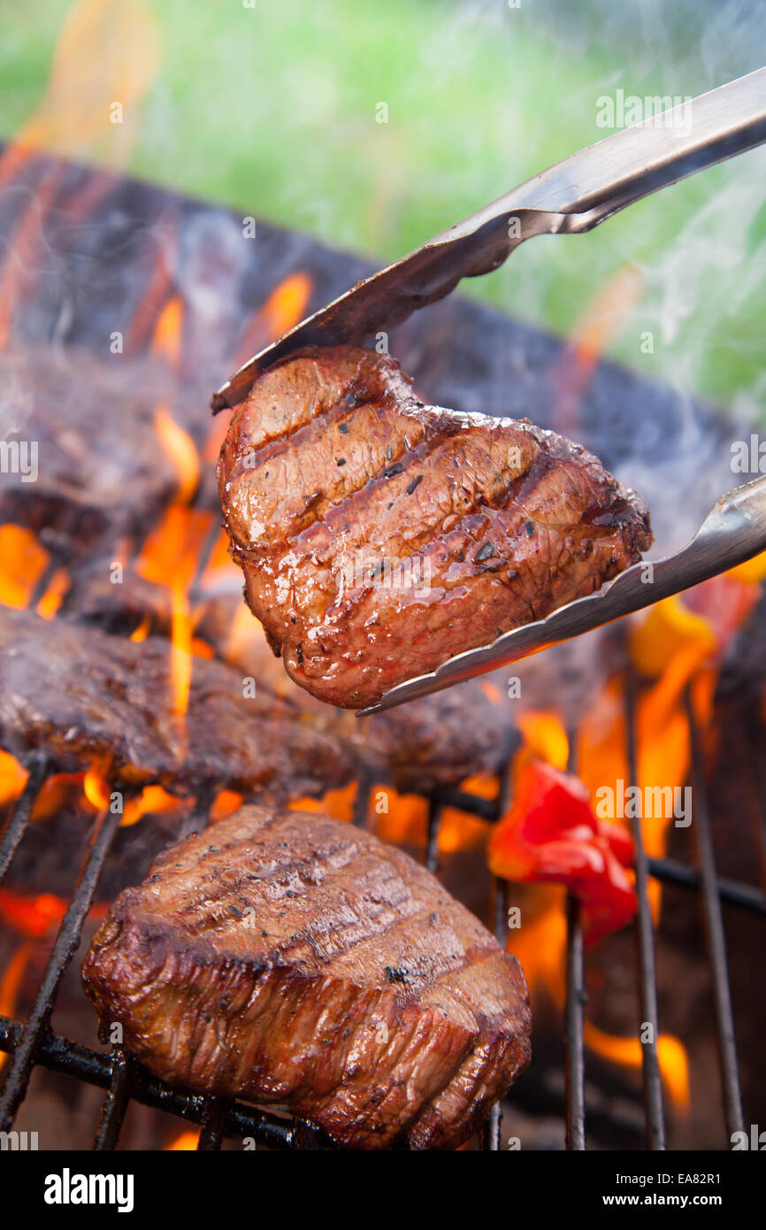 Close up steaks on grill hi-res stock photography and images - Alamy