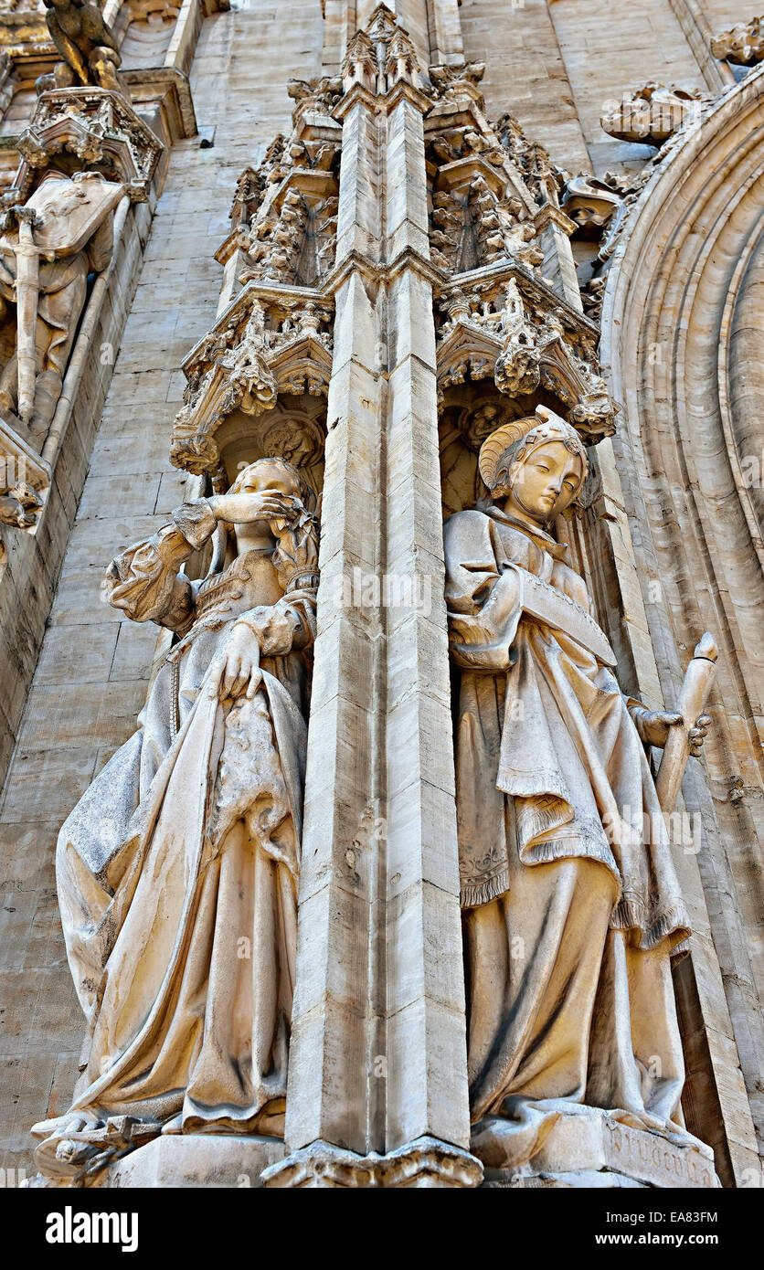 Medieval statues on historical facade of City Hall on Grand Place in ...
